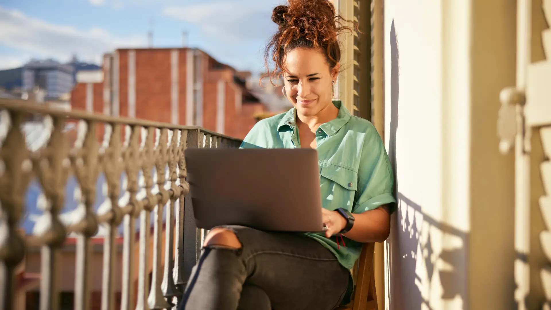 Trabajar y estudiar al mismo tiempo: aspectos legales y consejos